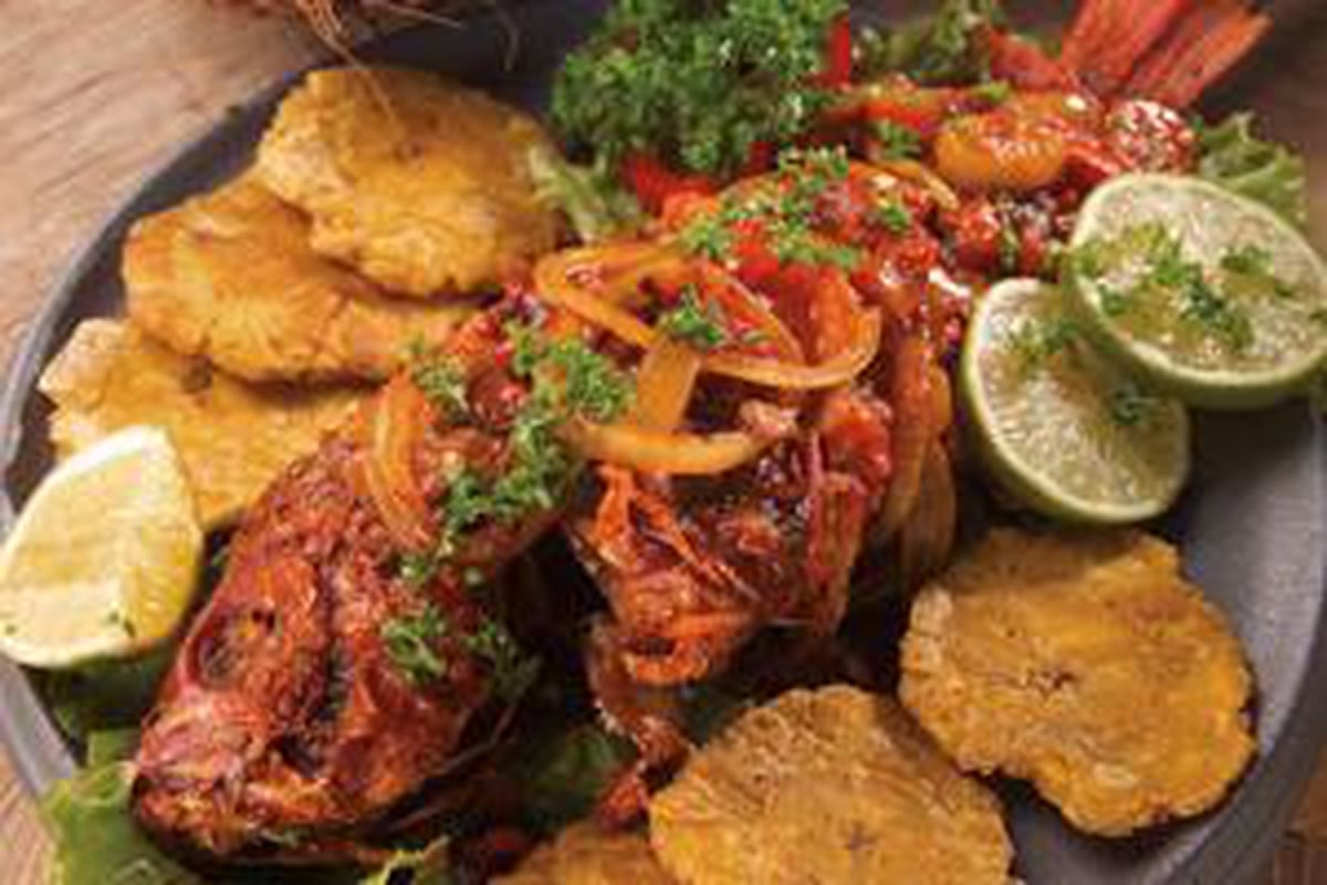 Pescado entero en salsa caribeña - La Nación