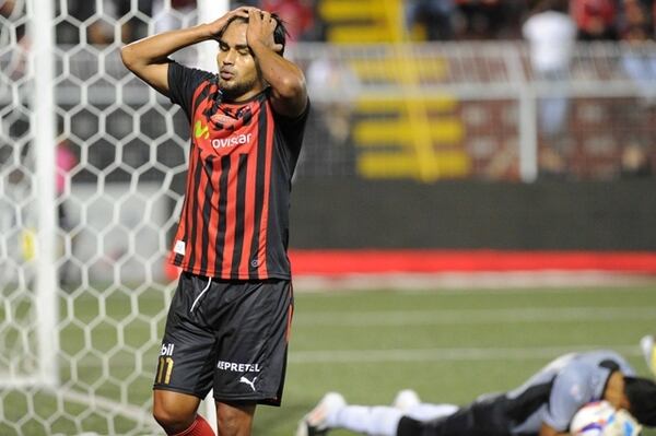 La Liga hace oficial la salida de Jean Carlos Solórzano - La Nación