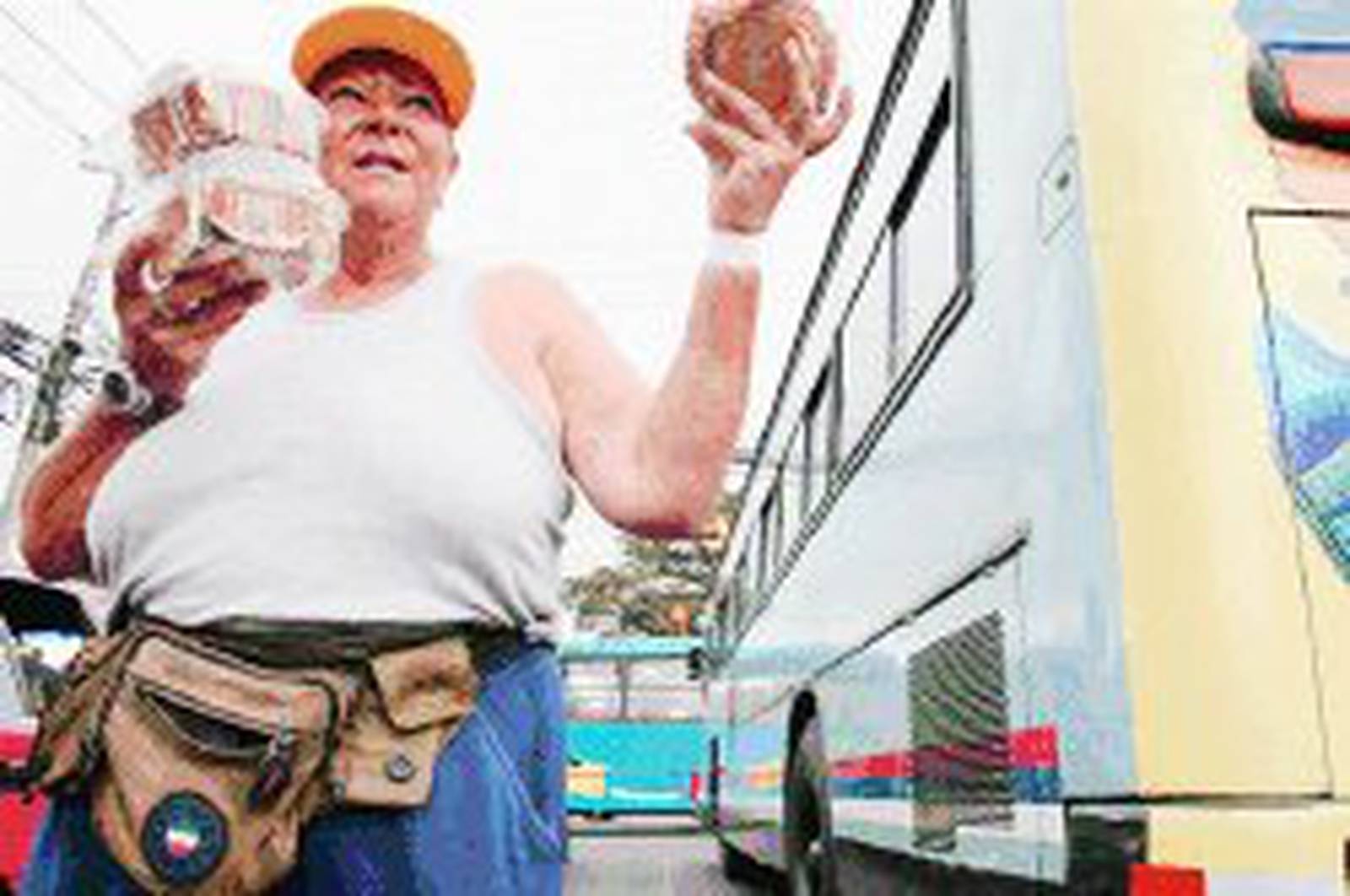 Vendedores ubicados en vías trabajan para ‘patrones’ | La Nación