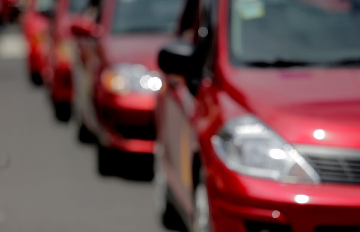 Nueva aplicación de taxis rojos empieza a funcionar esta semana - La Nación
