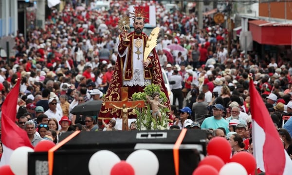 San Ramón armó un fiestón con la entrada de 71 santos - La Nación