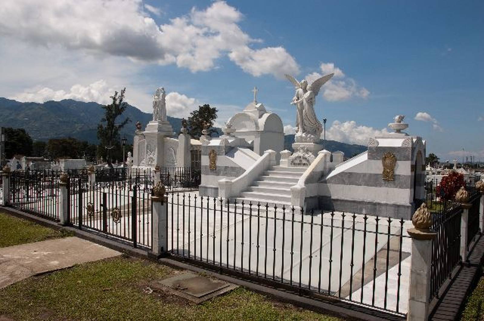 Cementerios de la capital son como museos al aire libre | La Nación