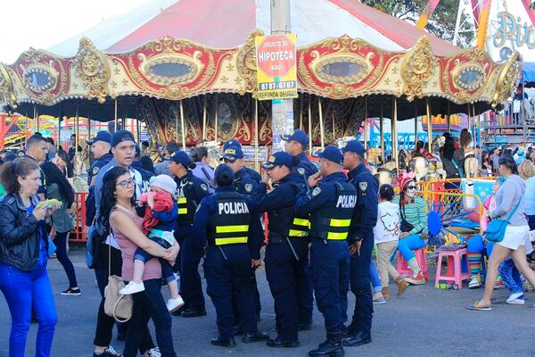 Decenas de familias acuden a primer día de fiestas de Zapote - La Nación