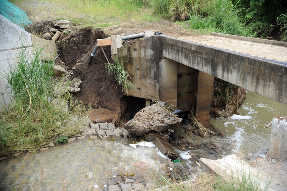 Suelos inestables amenazan alcantarilla en la autopista General Cañas ...