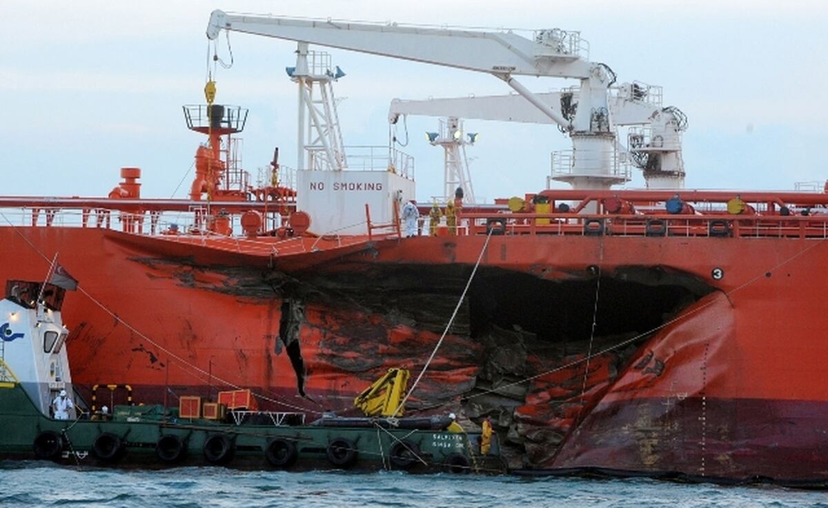 Colisión de barcos provoca marea negra en costas de Singapur - La Nación