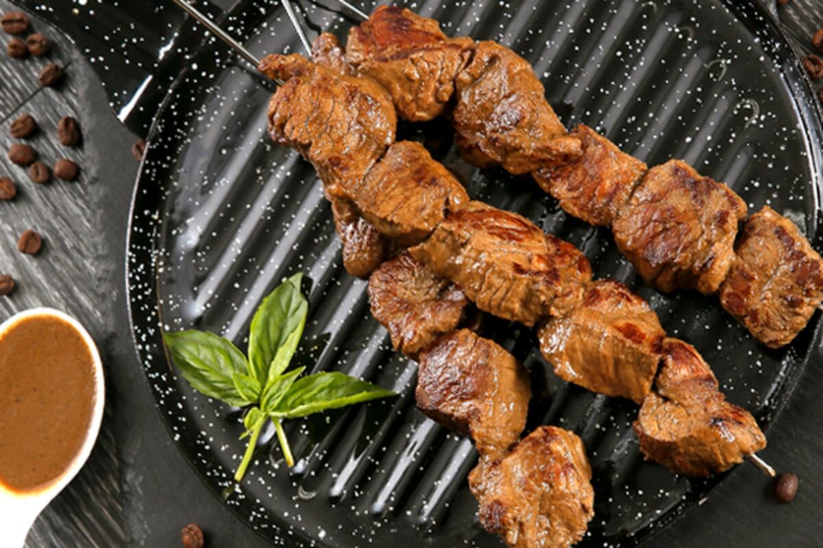 Pinchos de res con salsa de café - La Nación