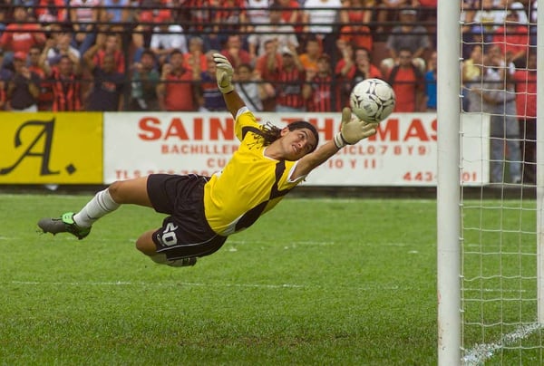 Adrián de Lemos esperó seis años para adueñarse de la portería del ...
