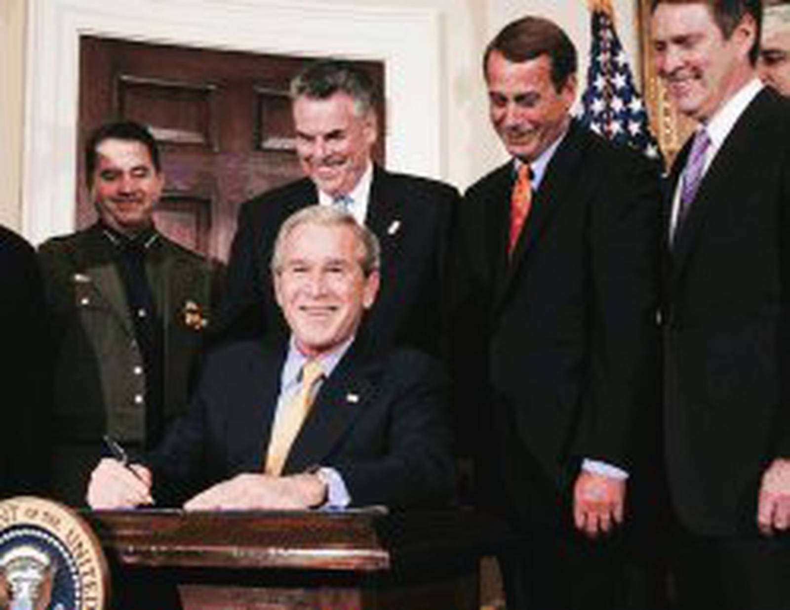 Bush firma ley para construir muro en frontera | La Nación