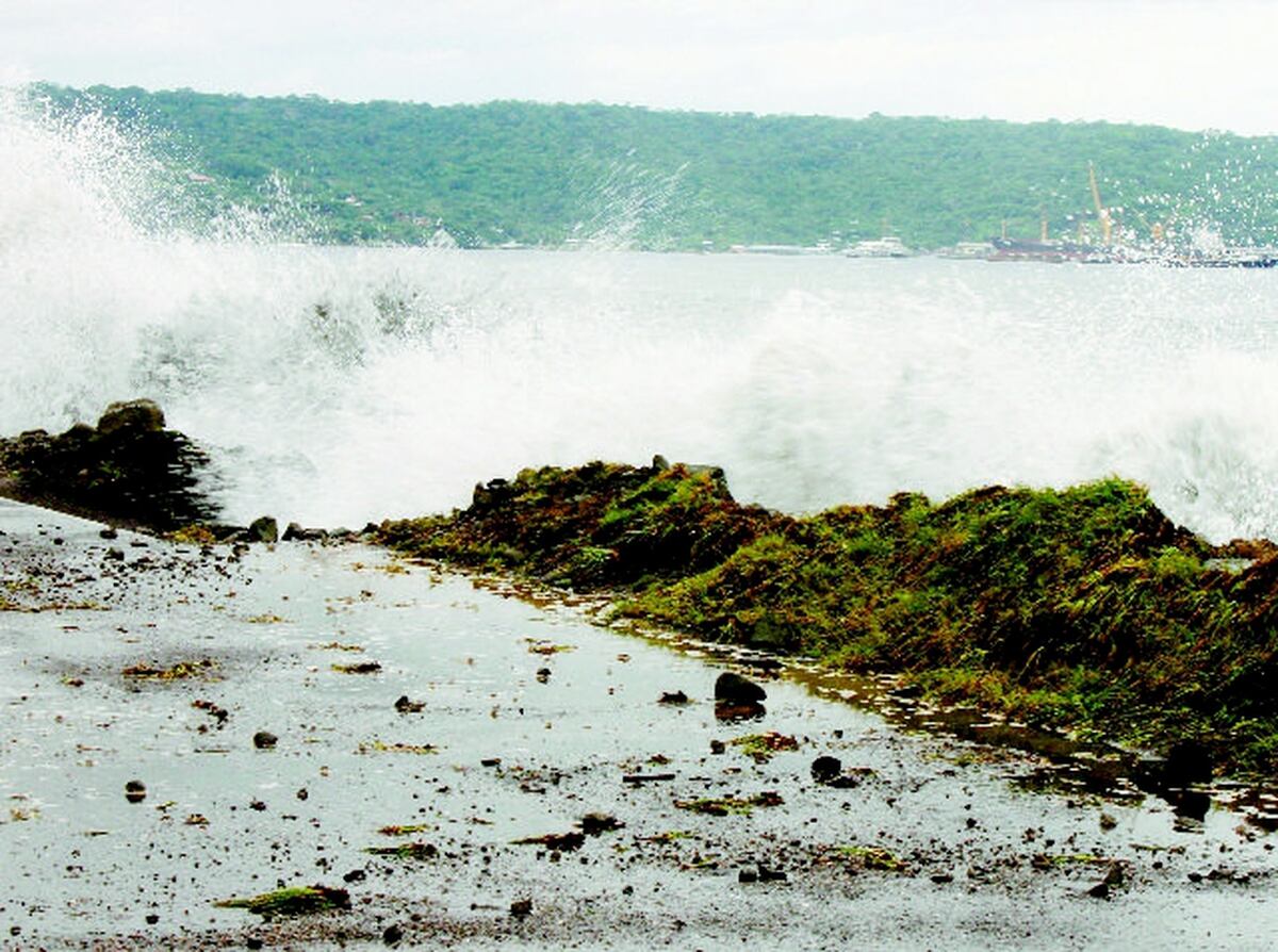 CNE alerta por mareas altas en el Pacífico a partir de mañana - La Nación