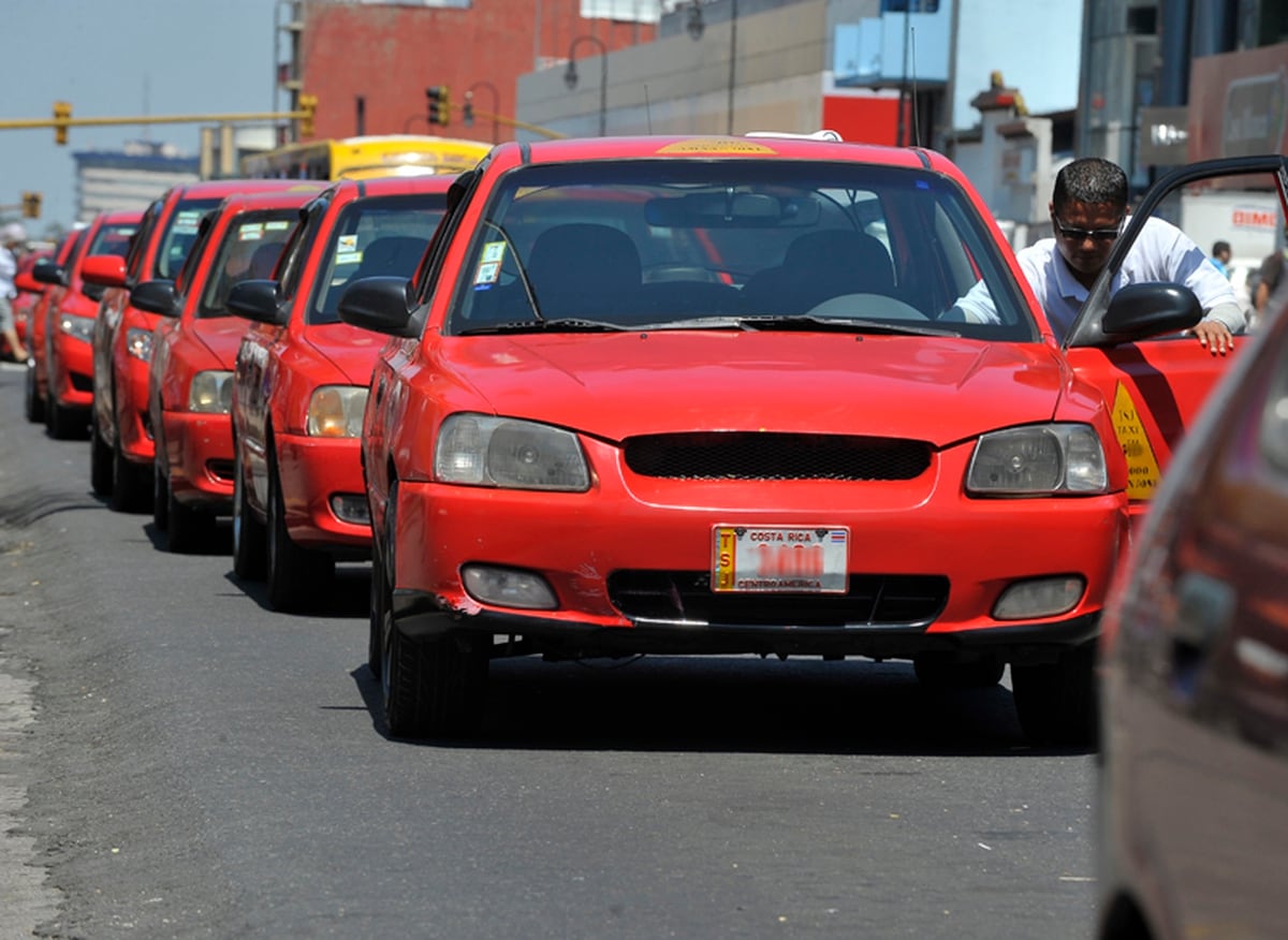 Taxis rojos trabajarán con aplicaciones similares a Uber a partir de ...