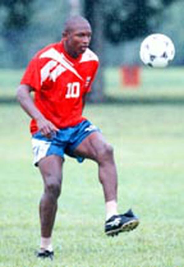 Froylán con Ajax - La Nación