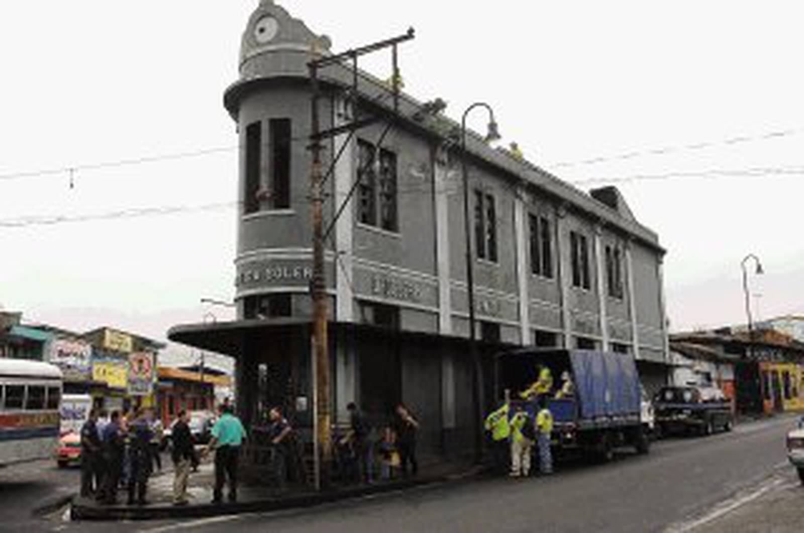 Municipalidad de San José limpia antigua Botica Solera | La Nación