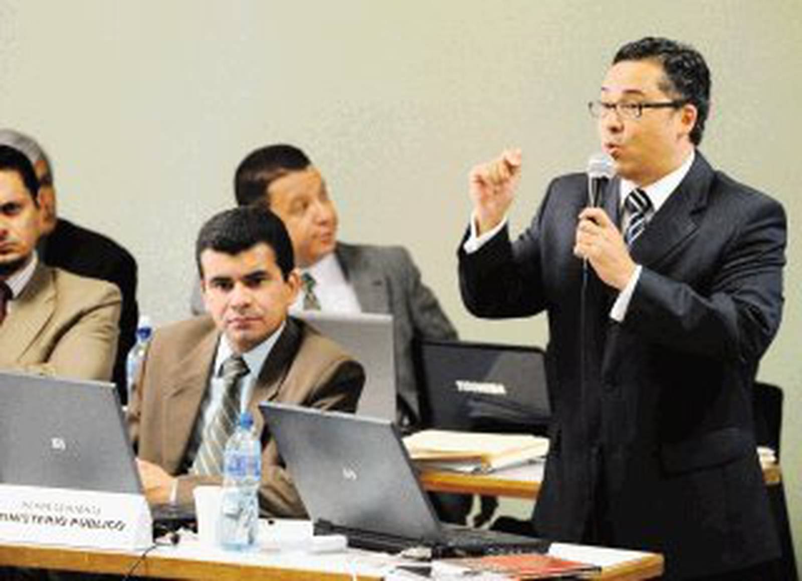 Fiscalía pide 24 años de cárcel para expresidente Calderón | La Nación