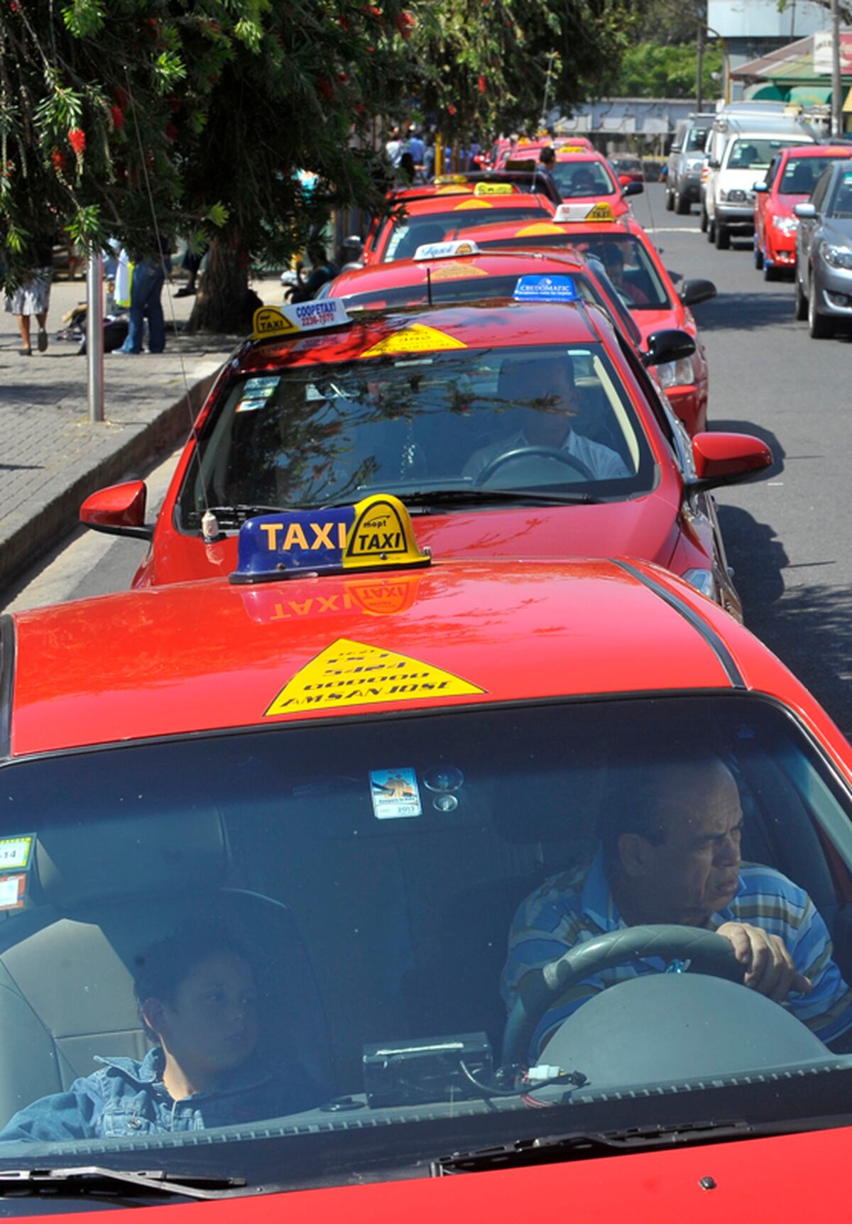 Tarifa de taxis subirá ¢25 por cada kilómetro - La Nación
