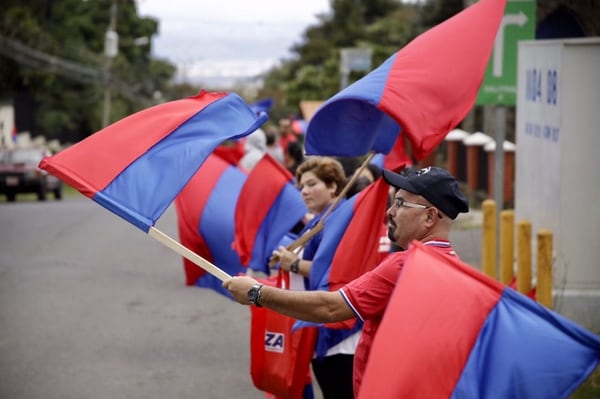 Banderas políticas desaparecen de techos, calles y vehículos - La Nación