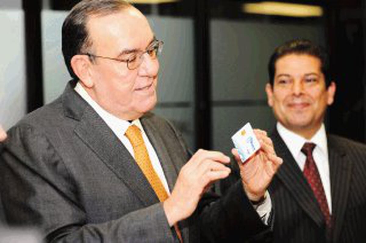 Rodrigo Arias ya tiene su firma digital - La Nación