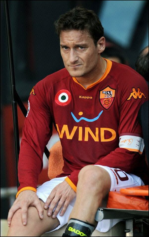 Totti fue operado por su lesión en la rodilla derecha - La Nación