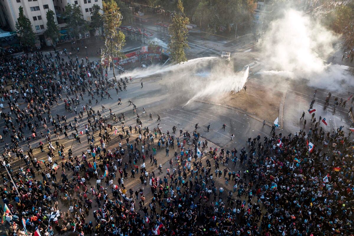 Multitudes en las calles mantienen presión al gobierno de Chile - La Nación