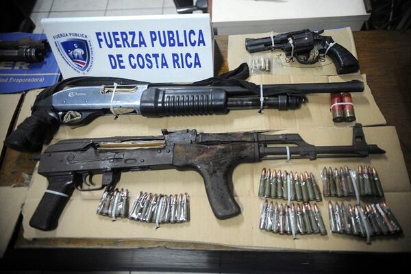 Grupos burlan controles y surten de armas pesadas al hampa de Costa ...