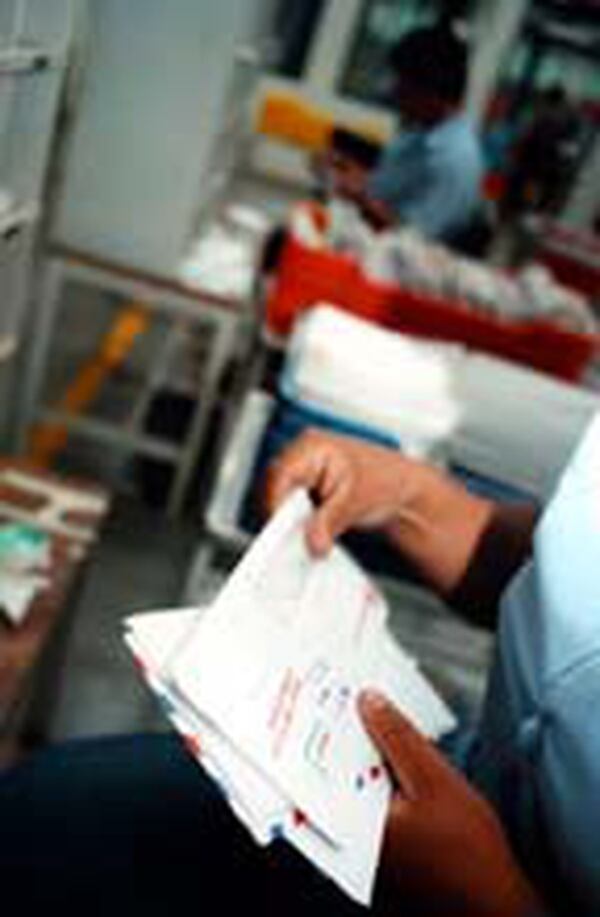 10 despidos en CORTEL por violar correspondencia - La Nación