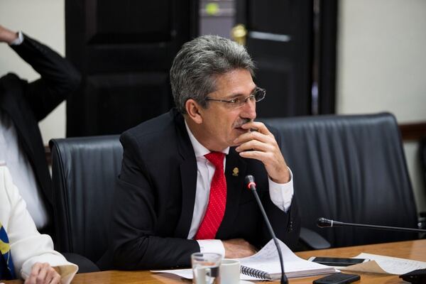 Aarón Sequeira - Autores - La Nación