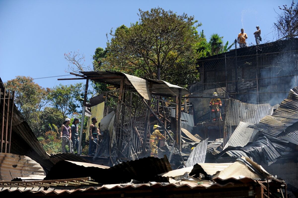 Incendio deja sin vivienda a 35 niños y 44 adultos - La Nación