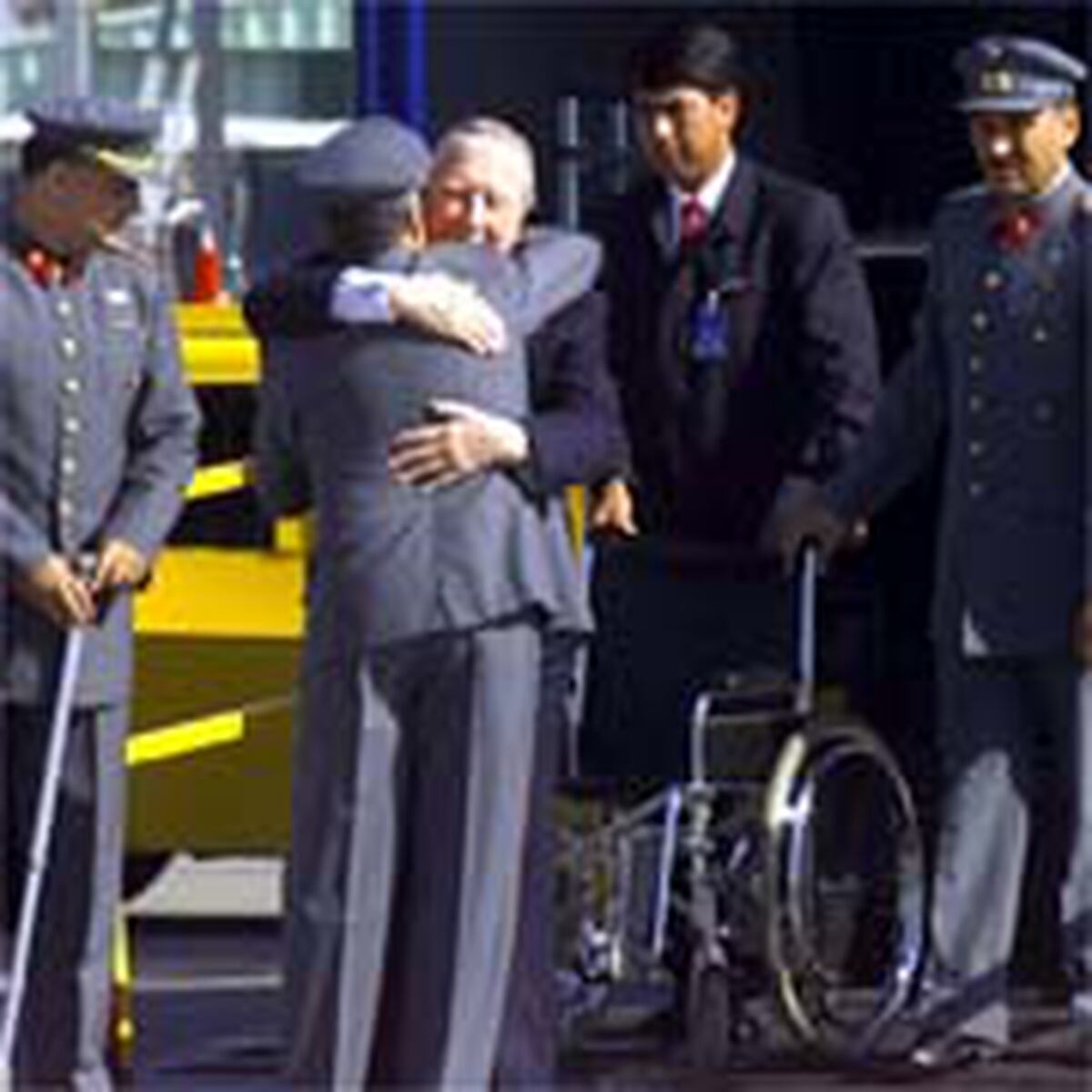 Pinochet recibido como héroe por sus partidarios en Chile - La Nación