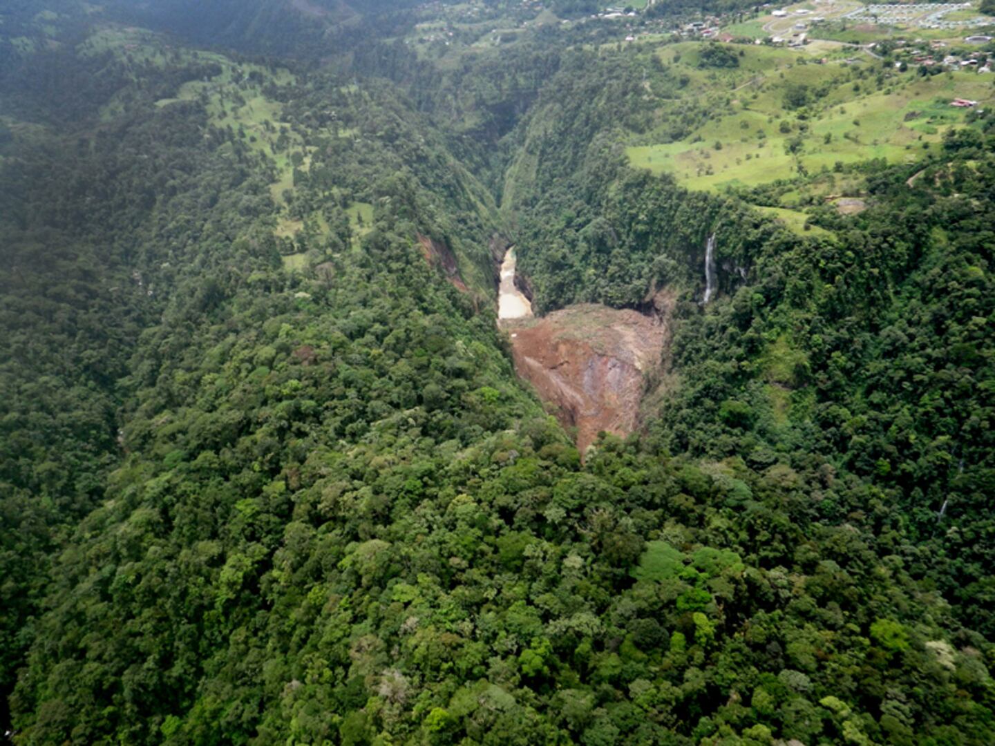 Voluminoso deslizamiento obstruye el río Sarapiquí | La Nación