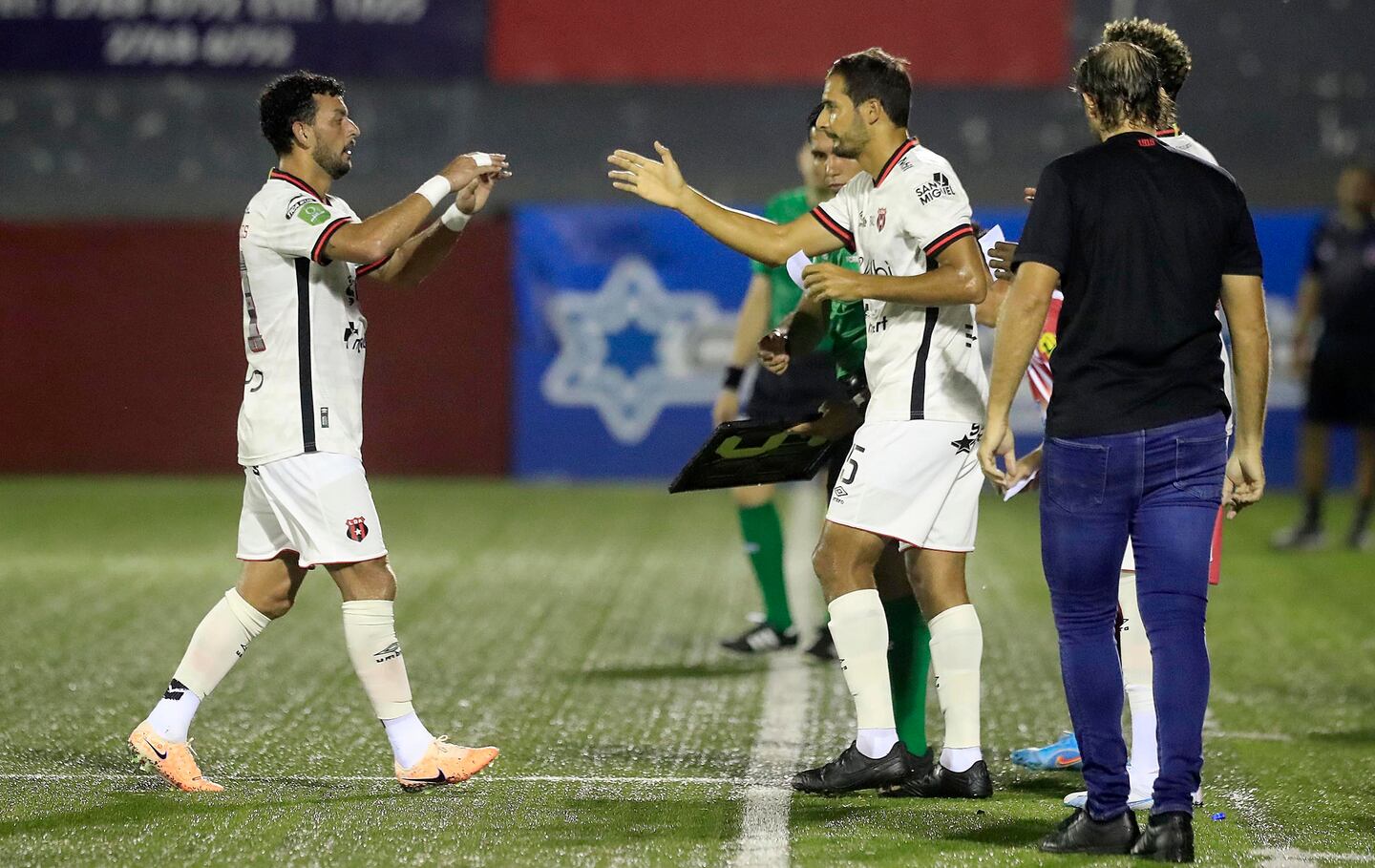 Celso Borges sorprendió a Rándall Row con detalle cargado de gratitud ...