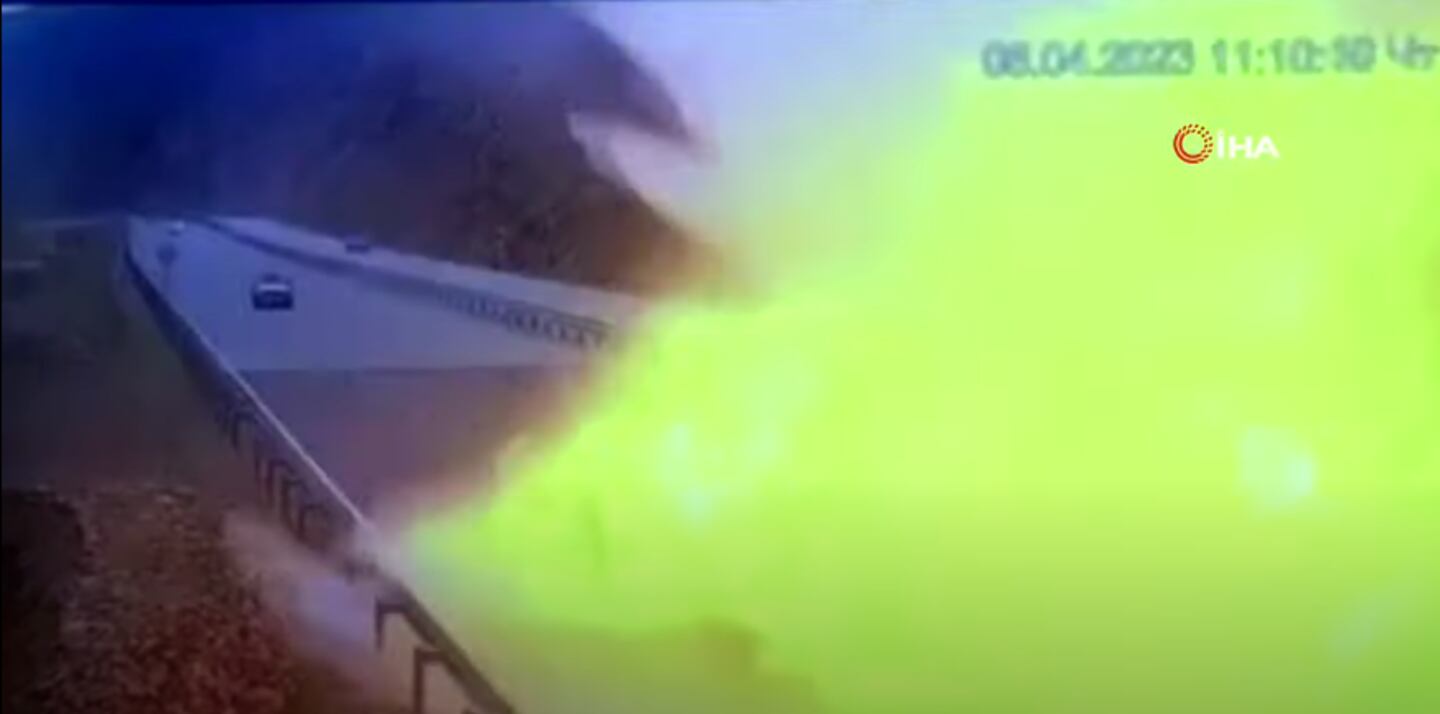 Camión que transportaba pintura volcó y causó impresionante explosión ...