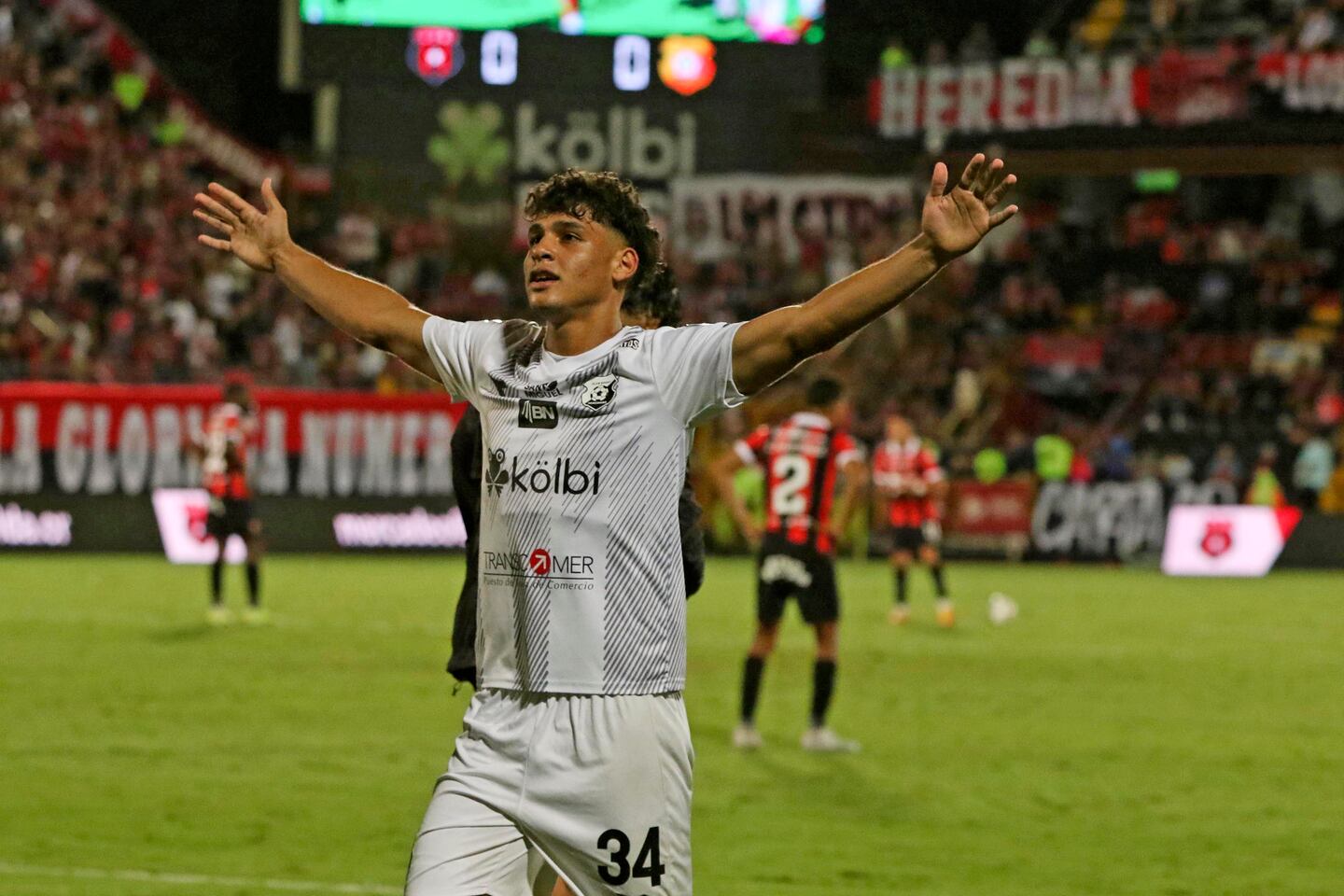 Andy Rojas celebra su gol frente a Alajuelense con una dedicatoria que ...