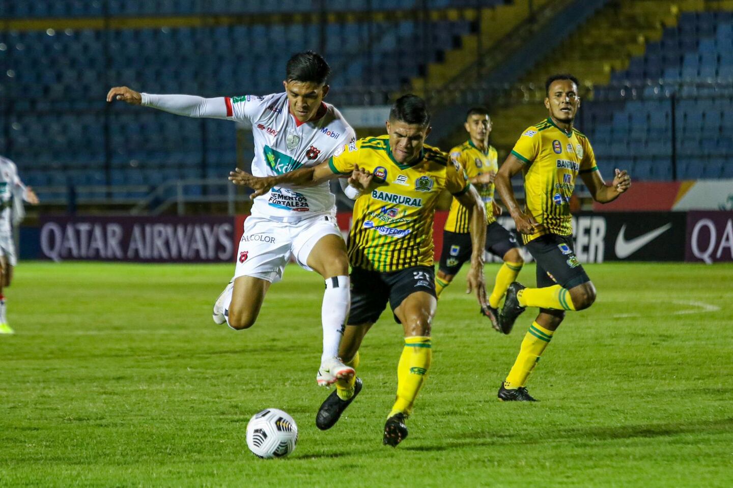 Autogol de Adrián De Lemos vale oro para un Alajuelense que echó de ...