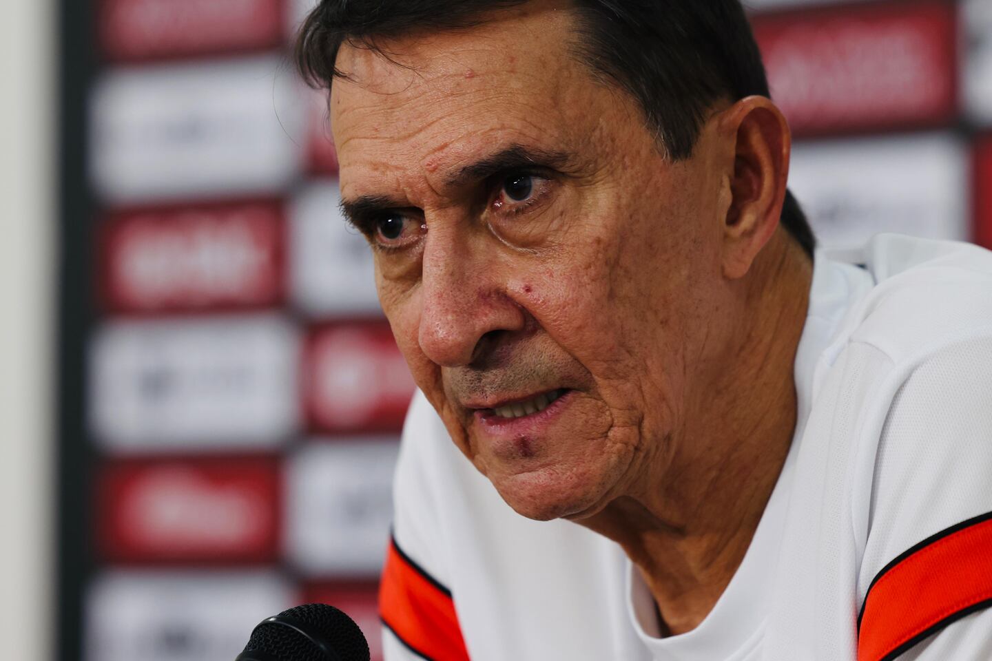 Alexandre Guimaraes encuentra la forma de bajarle el tono a quién es ...