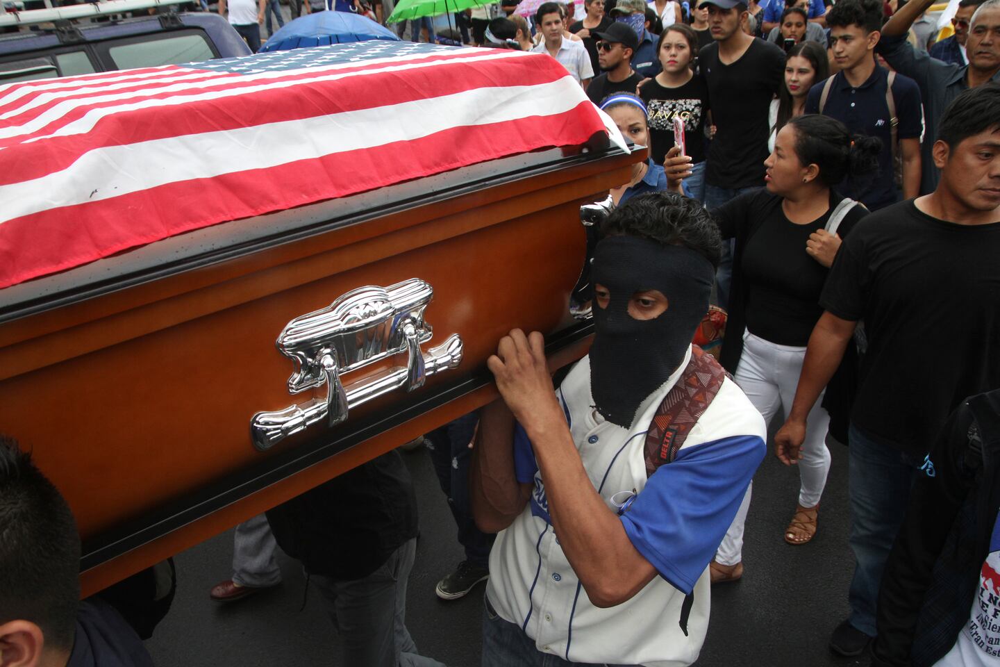 Funeral de opositor en Nicaragua bajo asedio de policías antimotines ...