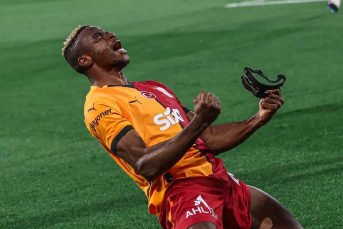 Futbolista se volvió loco: Mientras compañeros y rivales se peleaban ...