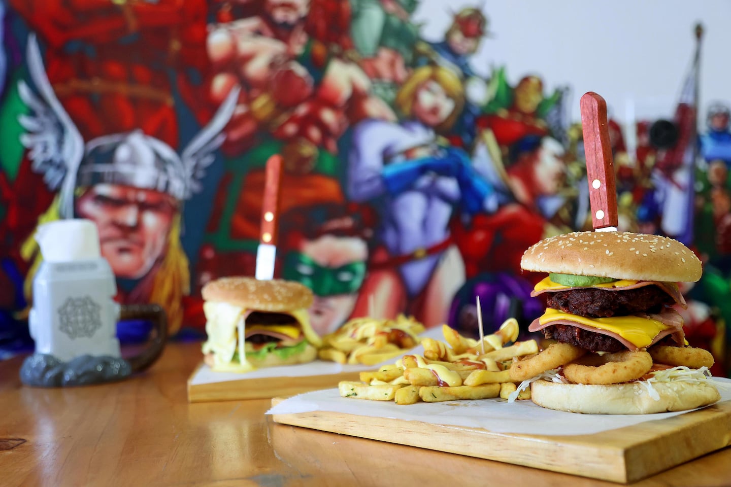 Dese una buena comelona rodeado de personajes de manga y de películas ...