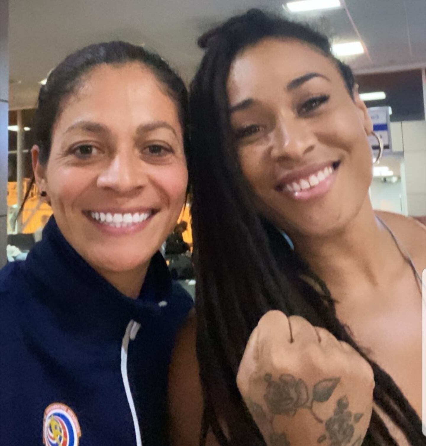 Fuera del ring Hanna Gabriel dio golpe de ánimo al toparse a la ‘Sele ...