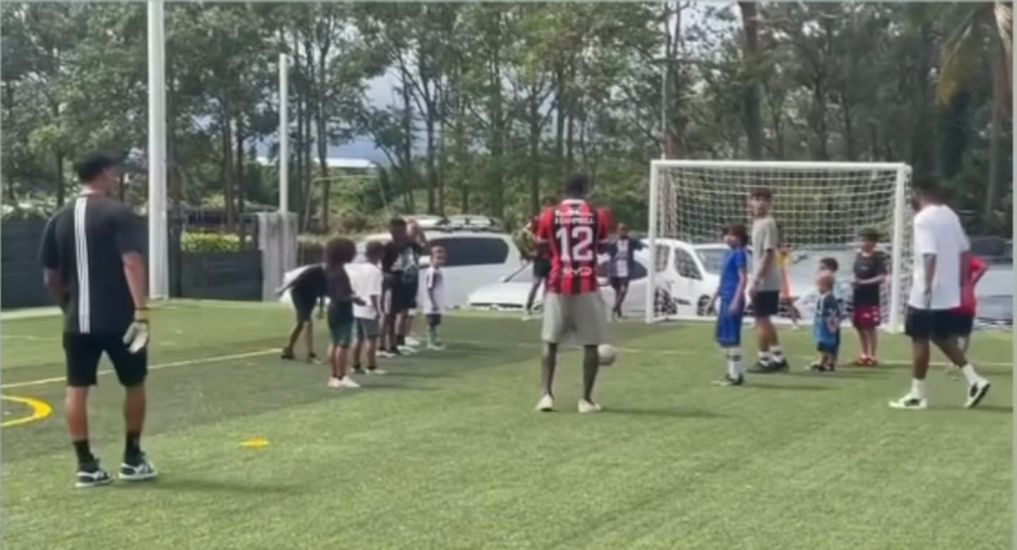 Joel Campbell vuelve a dar de qué hablar al llegar a fiesta de su hijo ...