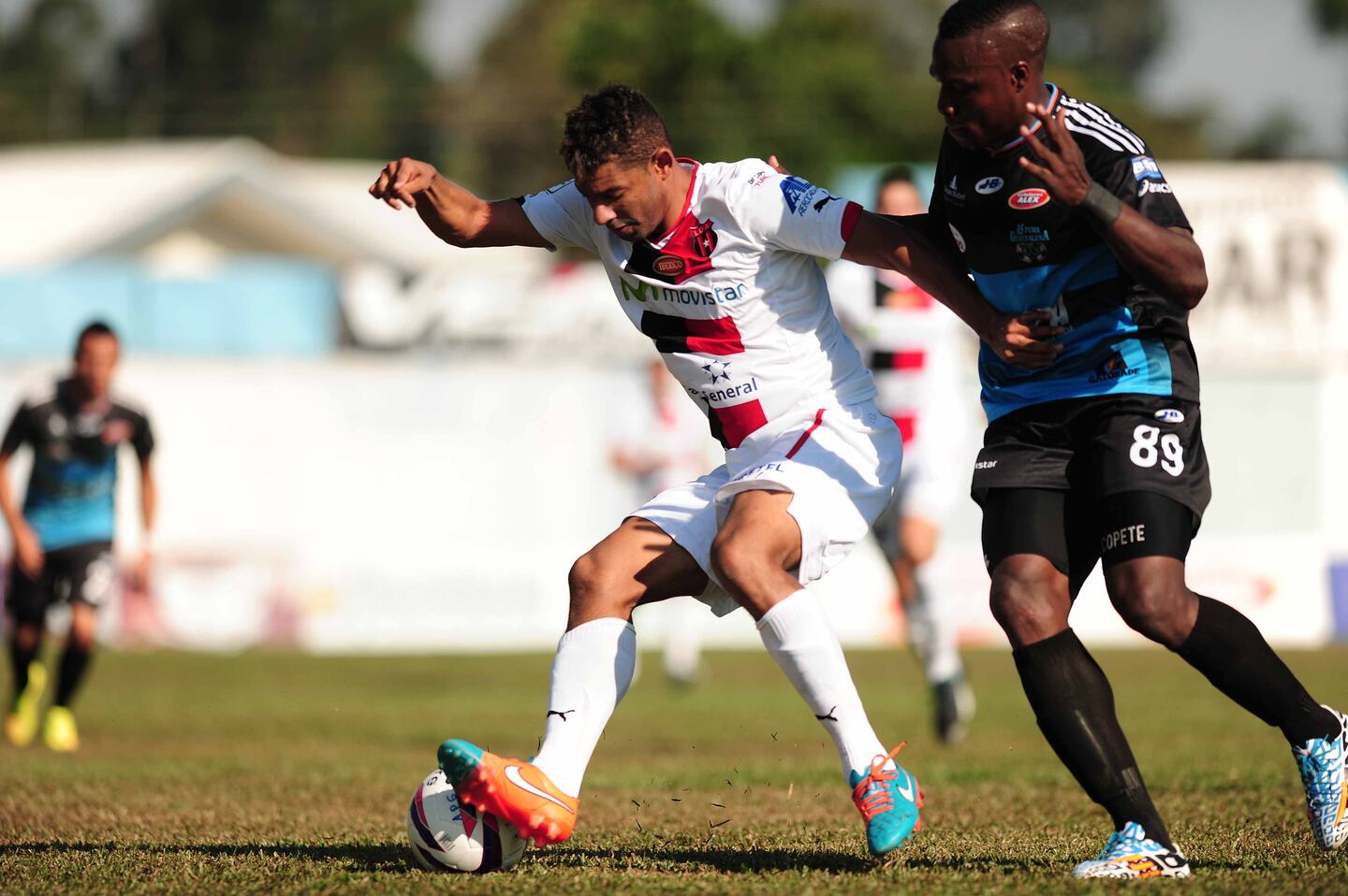 Portero Dexter Lewis anotó de cabeza y su gol salvó a Alajuelense de la ...