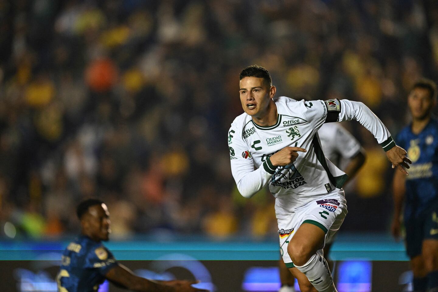 James Rodríguez hace las de Jonathan McDonald y le tira un taco al árbitro... ¿Frustración por ...