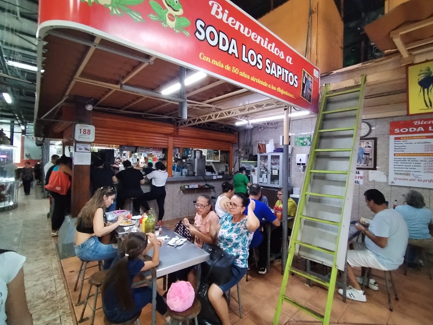 Arrocito con carne y crema especial en soda Los Sapitos | La Nación