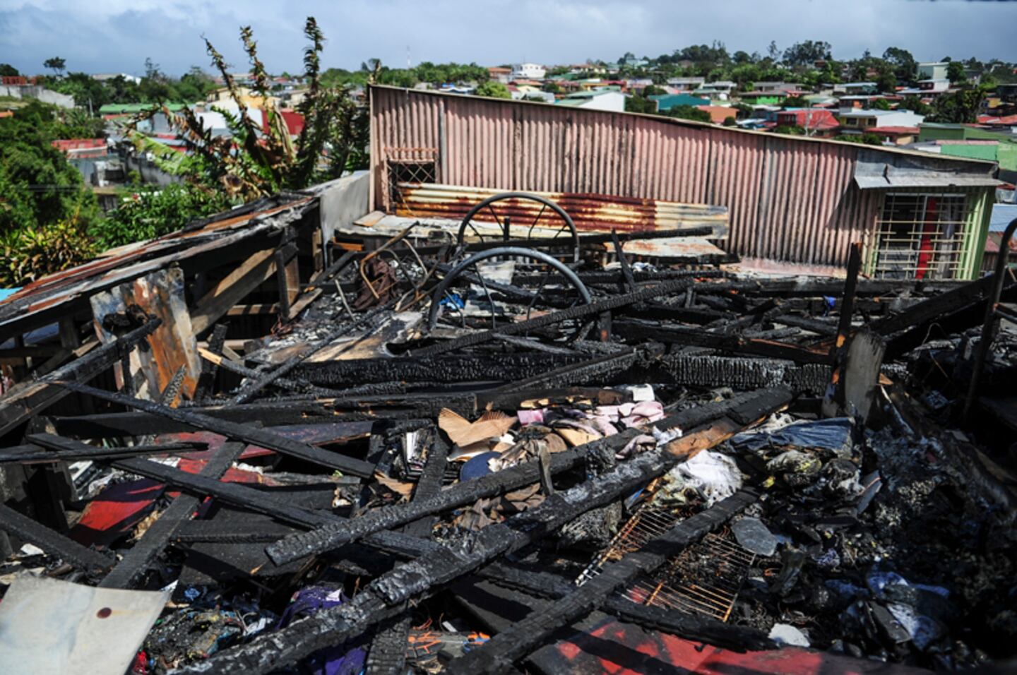 Globo del deseo sin control deja en la calle a 8 personas | La Nación