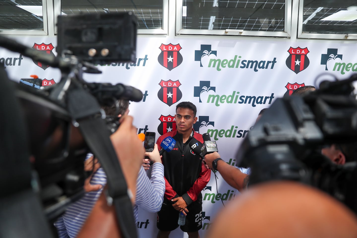 Aarón Suárez se confesó con Wílmer López y dijo quién le ha dado más ‘patadillas’ en clásicos ...