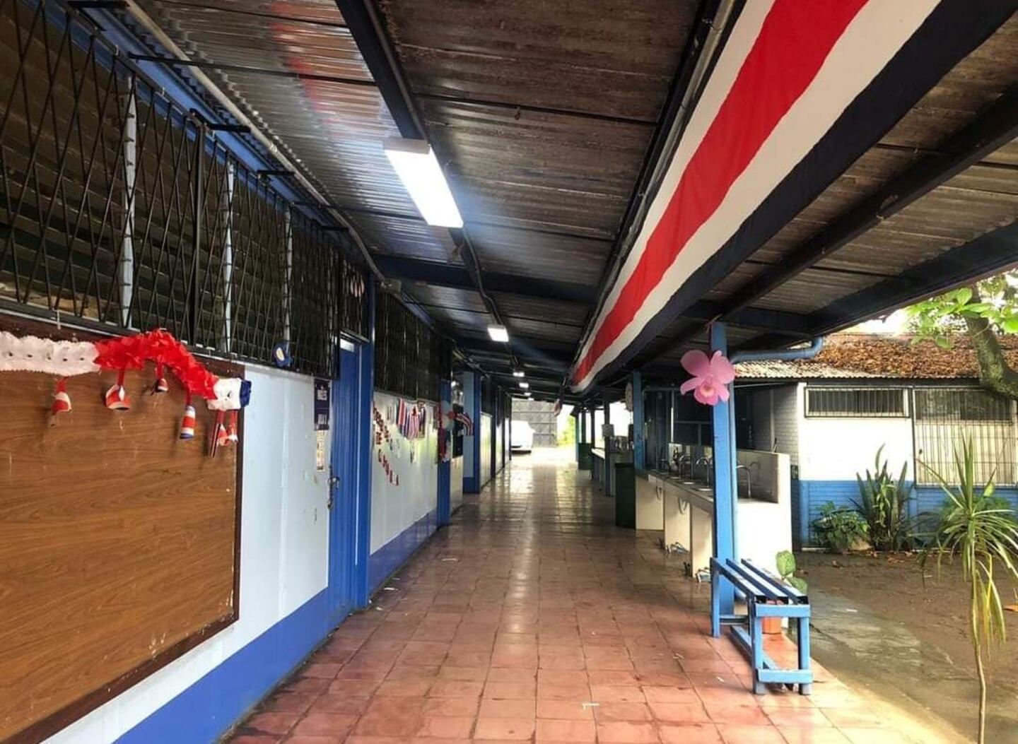 Golpe a un mueble provoca derrame de líquido químico y afecta a tres ...