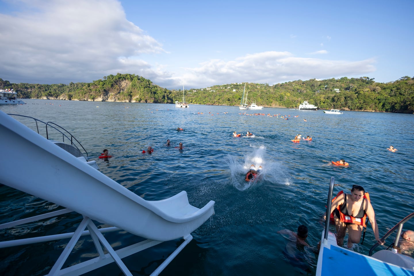 Así es navegar en un catamarán y explorar un mundo de diversión en ...