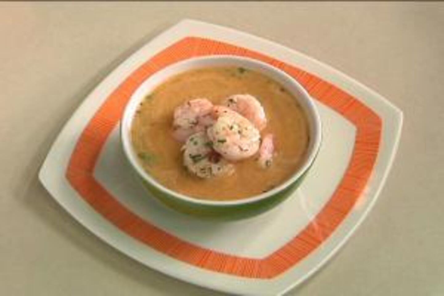 Mini receta Maggi: Crema de mariscos con fritura de camarón | La Nación
