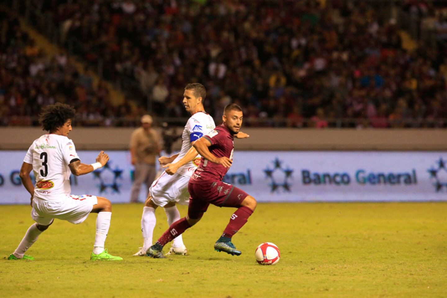 Salidas de Christian Bolaños y Ariel Rodríguez harán a Saprissa cambiar ...