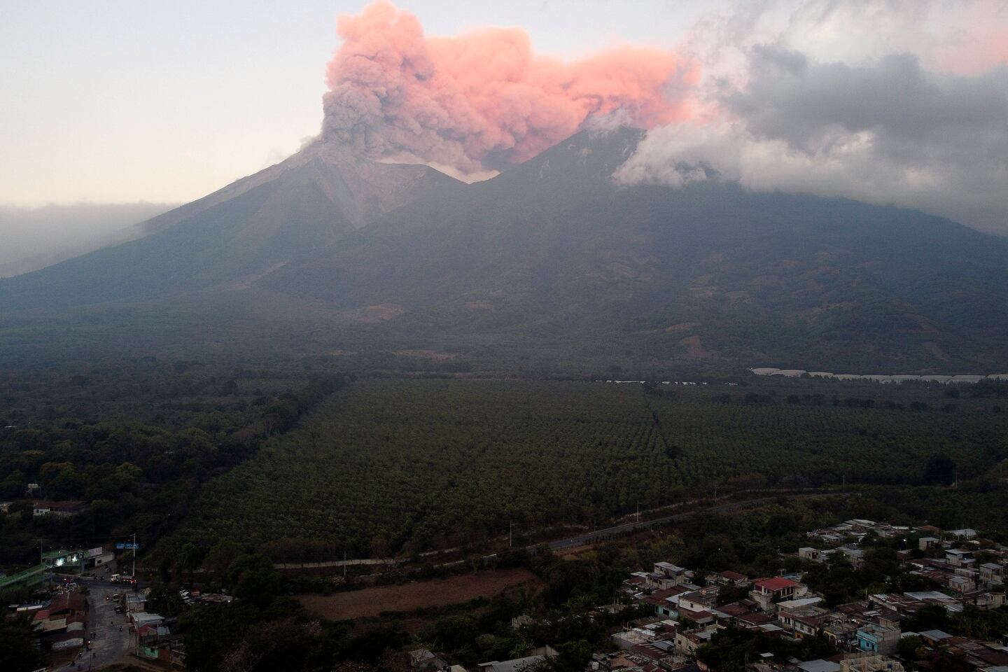 Volcán de Fuego: Vea la erupción que mantiene en alerta a Guatemala ...
