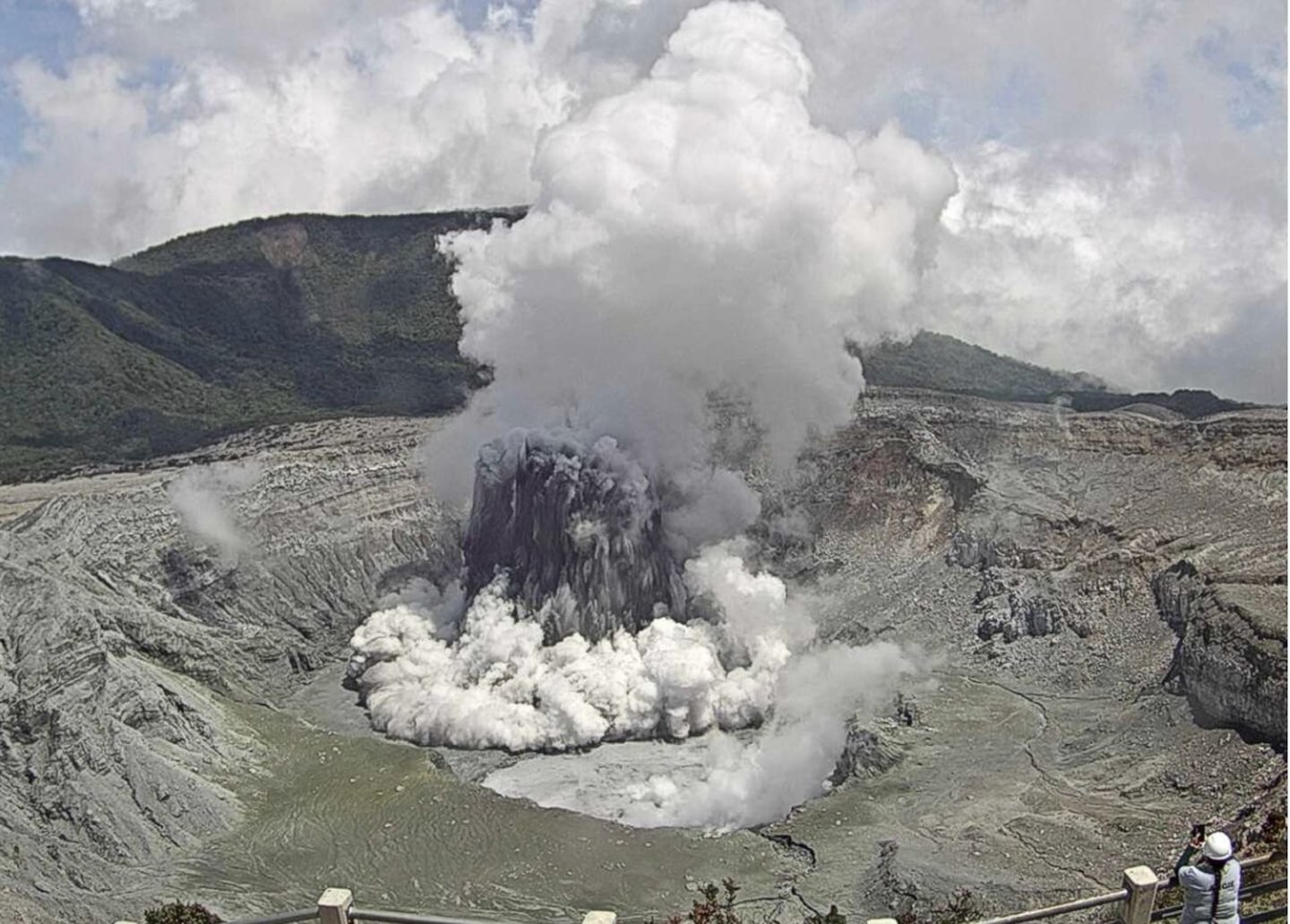 Volcán Poás mantiene explosiones constantes de 300 metros de altura ...