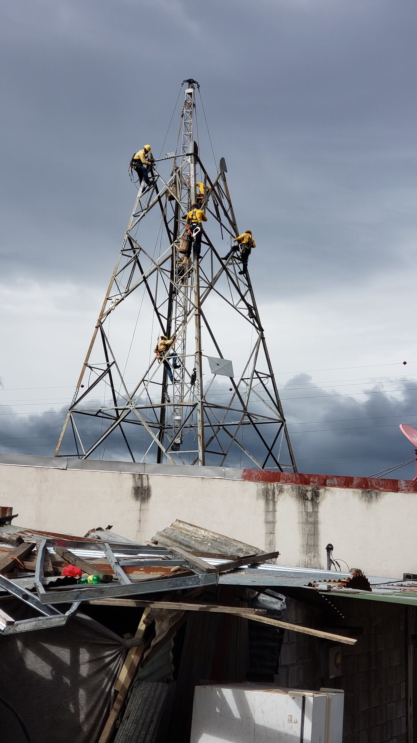 Peligro obligó al ICE a retirar torres y cables de alta tensión sobre ...